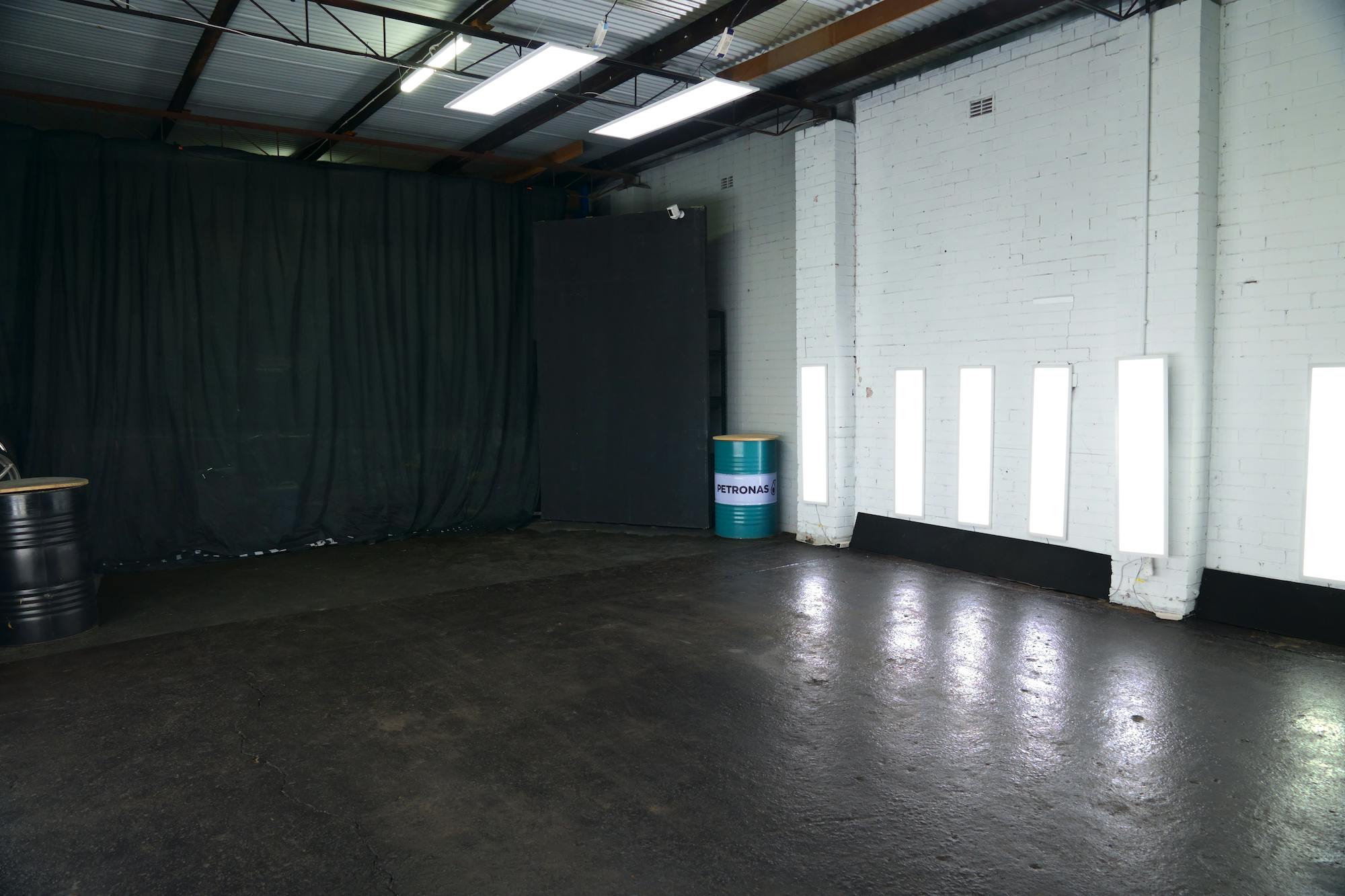 Multi-use area at Detailing Garage / Photo Studio - space #19592 - Spacely